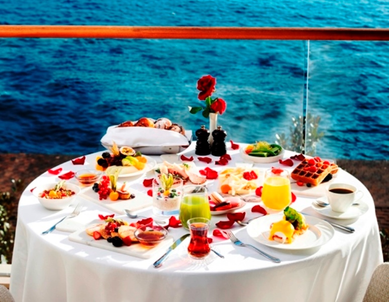 Boğazda Sevgililer Günü'ne özel kutlama - Pause Dergi