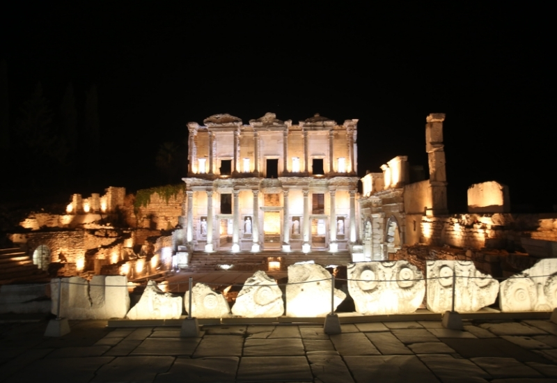 Efes Antik Kent şimdi ışıl ışıl - Pause Dergi